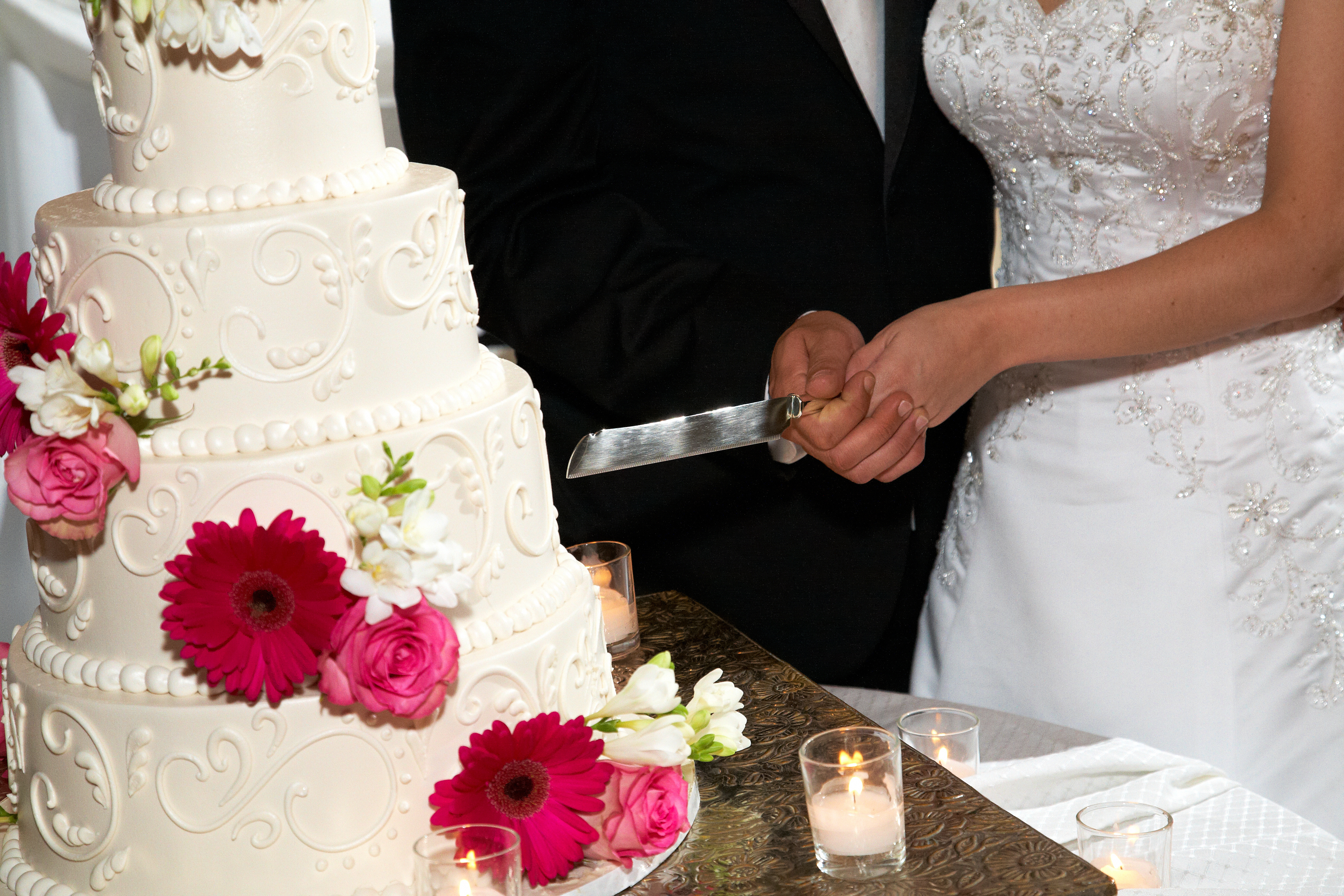 Slicing the cake – DW Elegant Events